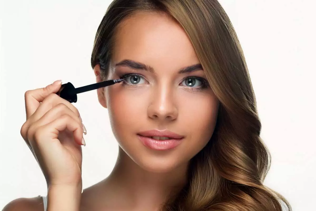 How to Apply Eyeliner Like a Pro: Beginner's Guide to Eyeliner Pencil ...